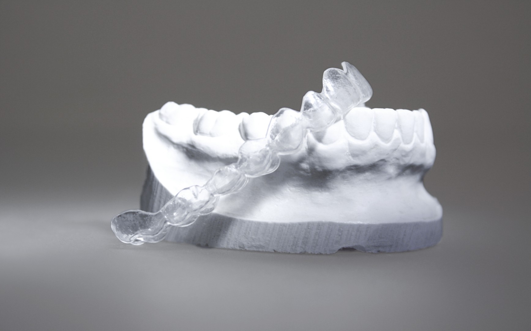 kieferorthopaedie-linge-leistungen-invisalign-schiene - Cornelia Linge